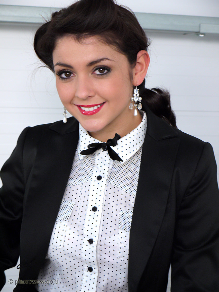 Bryoni-Kate in Staff Bonus (photoset) – pinupwow.mobi